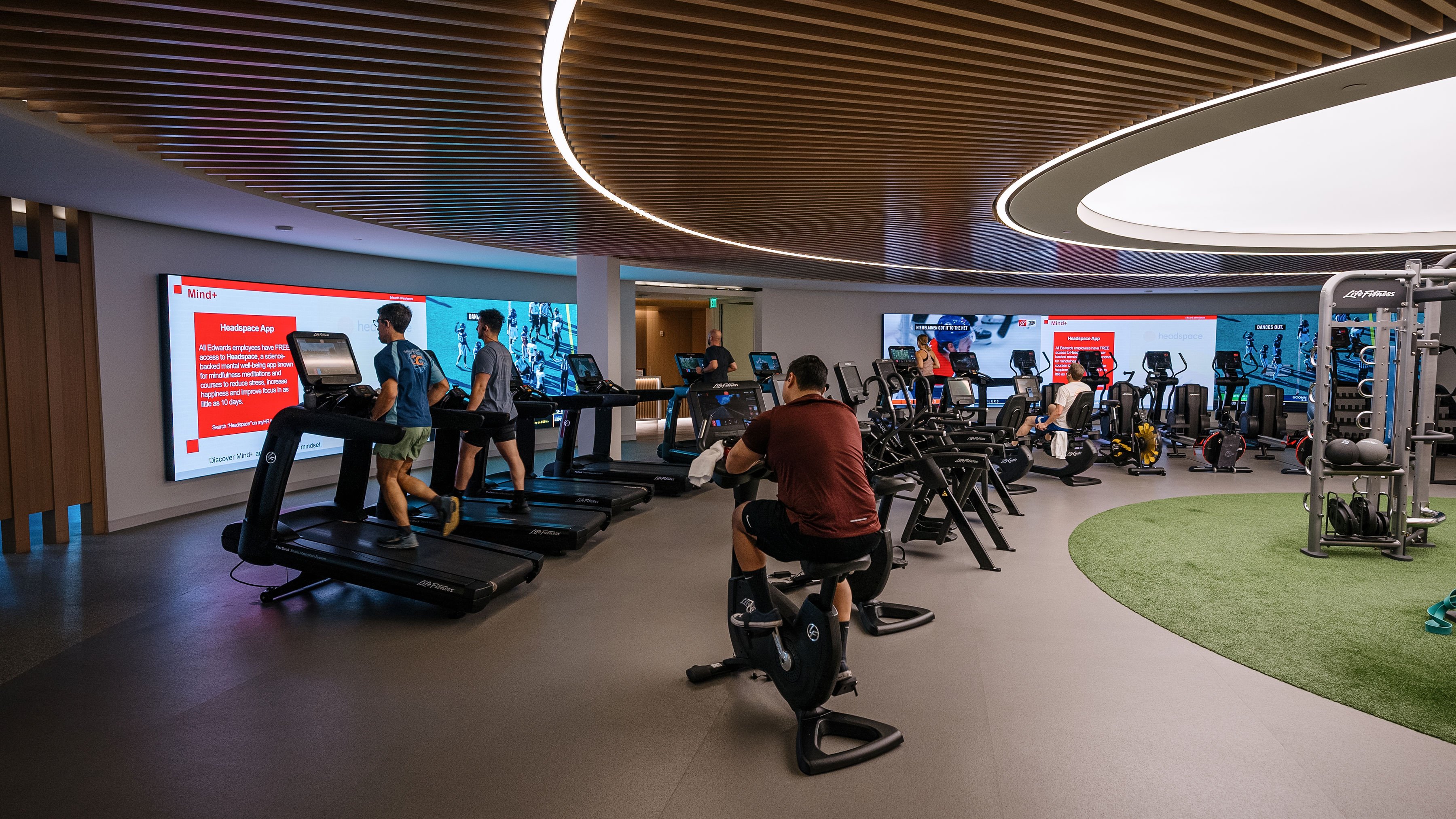 Video Walls & Large Format Displays - Solutionz, Inc.